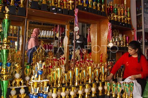 Penjualan Piala Meningkat Jelang HUT Kemerdekaan RI ANTARA Foto