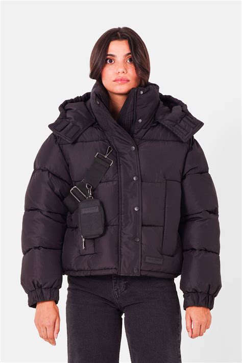 Découvrez et commandez la collection Femme en exclusivité sur SixthJune ...