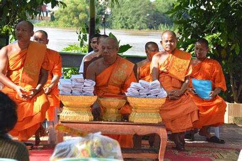 ចែកអំណោយដល់ប្រជាពលរដ្ឋដែល មានជីវភាពខ្វះខាត២០០គ្រួសារនៅក្នុងសង្កាត់ព្រែកថ្មី សារព័ត៌មាន នគរវត្ត