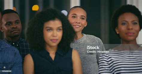 비즈니스 사람들 야간 회의 또는 세미나 워크샵 또는 교육 또는 코칭을 위한 회의의 청중 다양성 교육 지식 및 학습을 위한 대회 연설에서 군중 속의 남성 또는 여성 20 24