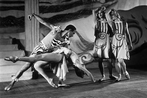 25 Gorgeous Vintage Photographs Of Ballet Dancers From Between The