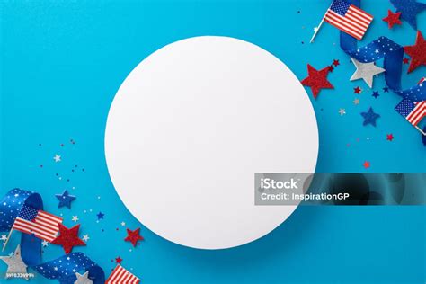 별 국기 색종이 구불구불한 색과 같은 탑 뷰 파티 액세서리는 빈 원이 있는 파란색 배경에 예술적으로 배열되어 활기찬 미국 독립 기념일 축하 행사를 위한 무대를 설정합니다