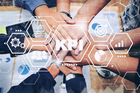 비즈니스 개념에 대한 Kpi 핵심 성과입니다 사업가들은 재무 차트를 분석하여 이익 비즈니스 측정 최적화 전략 평가 및 체크리스트에 대한 배너 웹 아이콘을 분석합니다 가상