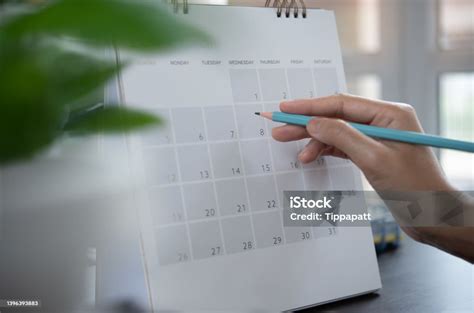 비즈니스 여성의 클로즈업은 2022 년 달력 책상에 메모를하고 사무실 테이블에 의제를 만듭니다 이벤트 플래너 시간표 일정 이벤트 계획 2022년에 대한 스톡 사진 및 기타
