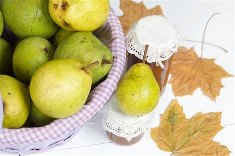 고리버들 바구니에 새 수확의 잘 익은 배 보드에 흰색 페인트 항아리에 잼 말린 단풍 나무 잎 0명에 대한 스톡 사진 및 기타 이미지 Istock