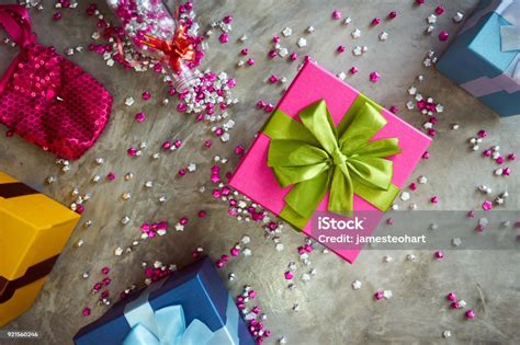 작은 스타 크 래 프 트 시멘트 질감 데스크톱 평면도와 다채로운 선물 상자 현재 선물 크리스마스 새 해 계절 휴가 개념을 제공합니다 계절에 대한 스톡 사진 및 기타 이미지