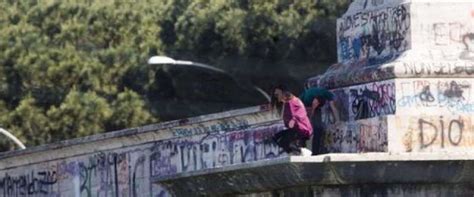 Sesso E Selfie In Bilico Sul Ponte La Folle Moda Che Spopola A Roma Nord Video Secolo D Italia