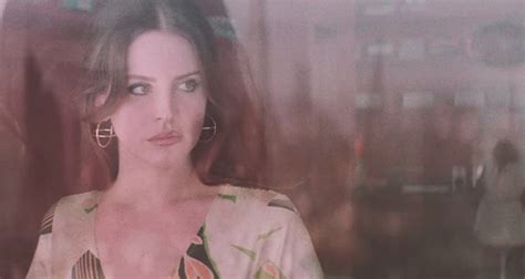 Lana Del Rey num romance sexy retrô e futurista no videoclipe de White Mustang