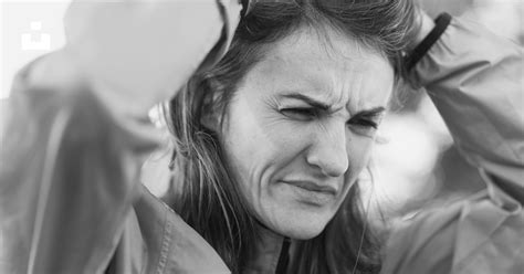 그녀의 머리를 손에 들고 여자 사진 Unsplash의 무료 얼굴 이미지