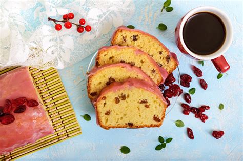 건포도와 말린된 크랜베리 부드러운 축제 맛있게 빛 배경에 조각과 커피 한잔에 의해 잘라 설탕 장식 장식 최고의 볼 수 있습니다 0명에 대한 스톡 사진 및 기타 이미지