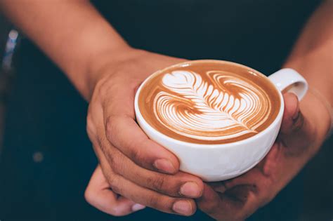 바리스타 커피 라떼 아트와 함께 붓는 스트림 우유를 만드는 바리스타 0명에 대한 스톡 사진 및 기타 이미지 0명 고객 기록보관용 Istock