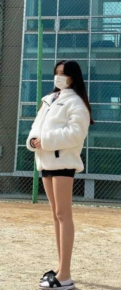 오빠들 내 교복치마 많이 짧아