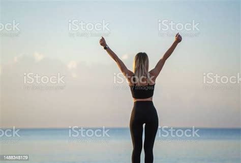 일출에 해변에서 연습하는 젊은 아름 다운 여자 안탈리아 튀르키예 건강한 생활방식에 대한 스톡 사진 및 기타 이미지 건강한 생활방식 고요한 장면 관광객 Istock