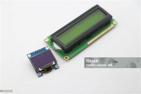 modul tampilan oled dan modul tampilan lcd diisolasi dengan warna putih