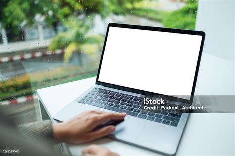 빈 흰색 데스크톱 화면이있는 노트북 컴퓨터 터치 패드를 사용하고 만지는 손 개념에 대한 스톡 사진 및 기타 이미지 개념 개념과 주제 공란 Istock