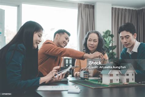 주택 개발 개념 스마트 홈 건물 디자인 스튜디오 건축 부동산 프로젝트 개념에서 흐릿한 배경에 있는 사업가와 함께 주택 자동화 시스템 모형 Brand Name Online