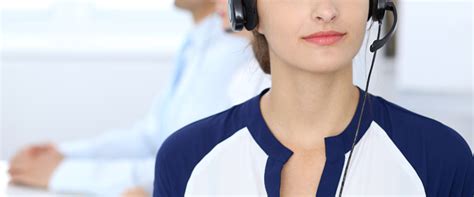 직장에서 센터 운영자를 호출 합니다 헤드셋에서 아름 다운 라틴 아메리카 여자에 초점 It 지원에 대한 스톡 사진 및 기타 이미지