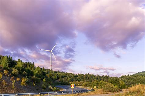 산업 풍력 터빈 또는 풍력 발전소가 있는 산 정상의 장엄한 일몰 풍경 전력 생산을 위한 백색 풍차 깨끗한 녹색 풍력 에너지 생태 에너지 생산 0명에 대한 스톡 사진 및 기타