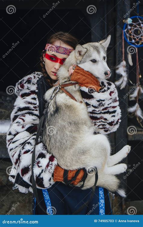 Американская индийская девушка с собакой Стоковое Изображение изображение насчитывающей