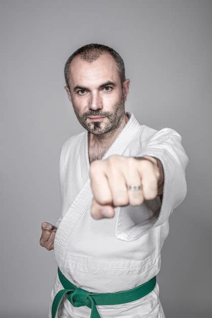 El Hombre Practica Karate Concepto De Deporte Y Artes Marciales Foto Premium