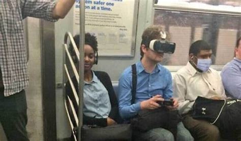 مسافرانی با پوشش و رفتار عجیب در مترو عکس