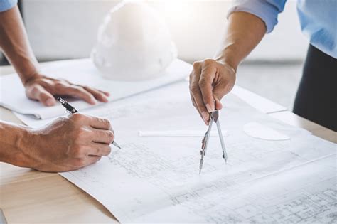 건축가 또는 청사진 모델 구축 및 엔지니어링 툴 작업 사이트 건축 개념에 파트너와 함께 작업 하는 프로젝트에 대 한 회의에서 작업 하는 엔지니어의 손 개발에 대한 스톡 사진