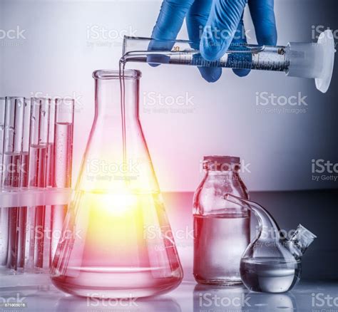 다른 실험실 비 커와 유리입니다 과정에서 화학 시험입니다 건강 진단에 대한 스톡 사진 및 기타 이미지 건강 진단 건강관리와