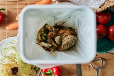 유기농 식품 남은 음식과 보카시 밀기울이 담긴 퇴비 용기 생물학적 폐기물 분해를 위한 가정용 쓰레기통 지속 가능성과 제로 웨이스트 개념 부엌에 대한 스톡 사진 및 기타