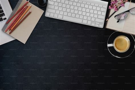 컴퓨터와 커피 한 잔이 있는 현대적인 어두운 표면 사무실 책상 테이블 복사 공간이 있는 영웅 헤더 개념 사진 Unsplash의 컴퓨터 키보드 이미지