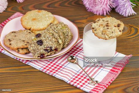 수 제 쿠키 코코넛 오트밀 초콜릿 나무 테이블 꽃으로 여름 구성의 배경에 대해 우유 한 잔에 0명에 대한 스톡 사진 및 기타 이미지 Istock