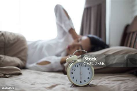 젊은 여자 소리 머리 및 불쾌 한 얼굴을 만들기와 귀에서에서 고통을 침대에 누워 잠자기에 대한 스톡 사진 및 기타 이미지 잠자기 개념 개념과 주제 Istock