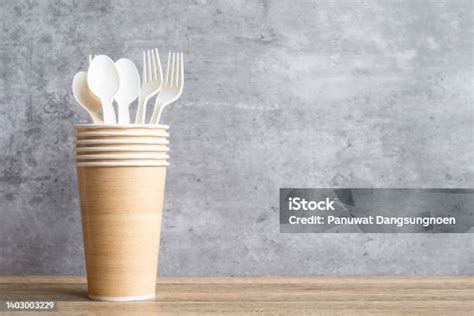 테이블 배경에 친환경 식품 포장 천연 용기 컵 접시 숟가락 및 포크 제로 폐기물 오염 지구의 날 무료 플라스틱 세계 환경의 날 개념 0에 대한 스톡 사진 및 기타 이미지