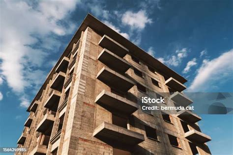 미완성 주거용 철근 콘크리트 건물 푸른 하늘을 배경으로 건설중인 아파트 0명에 대한 스톡 사진 및 기타 이미지 0명 강철 개발 Istock