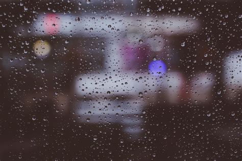 가로등 거리 반사 거리 생활 관념적인 날씨 낭만적인 네온 불빛 느슨한 다채로운 다채로운 Bokeh 도시 경관 도시 분위기 도시 풍경 도시의 도시의