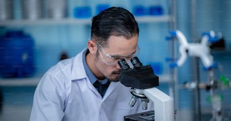 실험실에서 현미경을 통해 보고 있는 젊은 과학자 연구를 하는 젊은 과학자 사진 Unsplash의 과학자 이미지