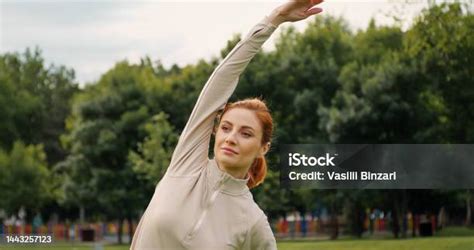 몸통 팔 다리를 스트레칭하는 여자는 훈련 달리기 조깅 전에 스트레칭을 합니다 30 34세에 대한 스톡 사진 및 기타 이미지 30 34세 가냘픈 개념 Istock