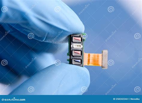 Sensors With Optical Signal Transmission For Measuring Parts Stock