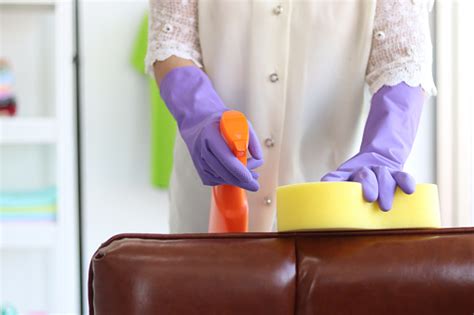 행복한 아시아 노인 여성 주부는 고무 장갑을 착용하고 집 청소를위한 청소 스프레이를 들고 할머니는 가사를하고 60 64세에 대한 스톡 사진 및 기타 이미지 Istock