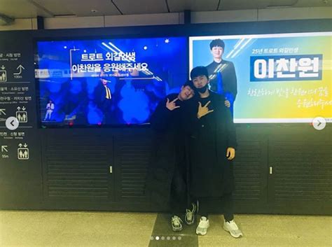 미스터트롯 이찬원 우승후보 임영웅과 함께 지하철 광고 투어 꽃길만 걸어요