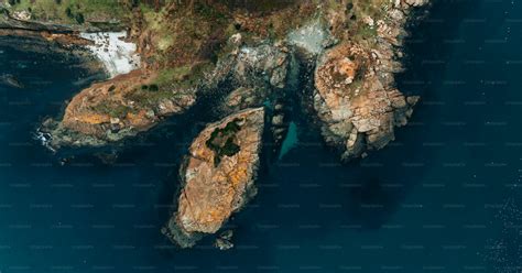 바다에 있는 섬의 조감도 사진 Unsplash의 바깥 이미지