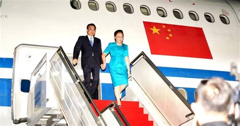 នាយករដ្ឋមន្ត្រីចិន និងលោកជំទាវ បានអញ្ជើញមកដល់អាកាសយានដ្ឋានអន្តរជាតិភ្នំពេញ