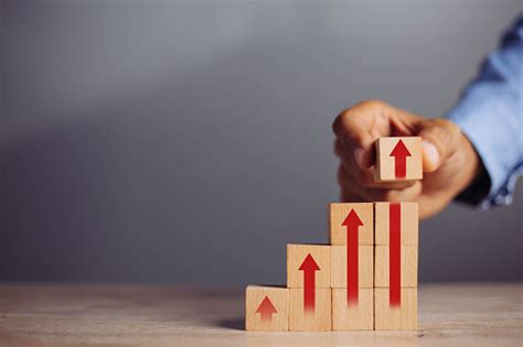 사업가 손 은 비즈니스 성장 성공 과정에 대한 화살표 Upconcept와 단계 계단으로 나무 블록 스태킹을 배열 개발에 대한 스톡 사진 및 기타 이미지 Istock