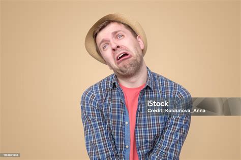 여름 모자에 슬픈 사람이 울고 준비 화가 절망적 인 얼굴의 해충과 함께 감정에 대한 스톡 사진 및 기타 이미지 감정