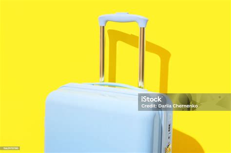길고 짙은 그림자가 있는 노란색 배경에 파란색 여행 가방 미니멀한 스타일 0명에 대한 스톡 사진 및 기타 이미지 0명 가방