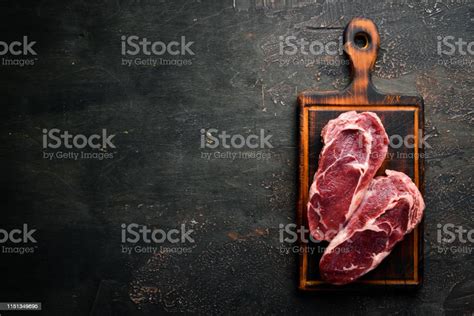 원시 대리석 고기 검은 앵거스 스테이크 Ribeye 오래 된 테이블에서 평면도 텍스트를 위한 여유 공간 고급에 대한 스톡 사진