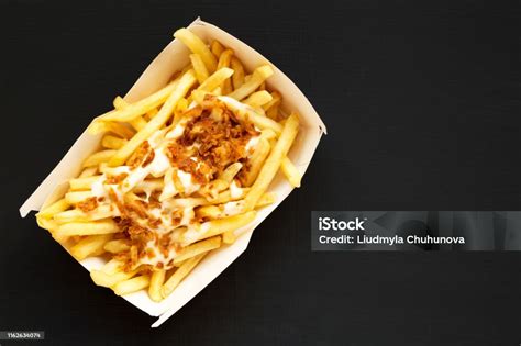 검은 배경의 종이 상자에 치즈 소스와 양파를 곁들인 감자 튀김 꼭대기 보기 플랫 레이 오버 헤드 상단보기 공간을 복사합니다 0명에 대한 스톡 사진 및 기타 이미지 Istock
