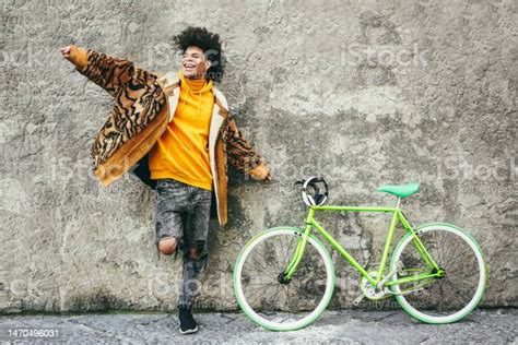 도시에서 야외에서 자전거로 즐거운 시간을 보내는 젊은 아프리카 소년 얼굴에 부드러운 초점 아프리카계 미국인 문화에 대한 스톡 사진 및 기타 이미지 Istock