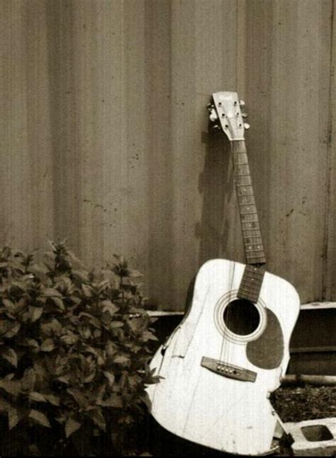 망가지고 부서진 기타를 보면 사람들은 못 쓰게 되었다라고 생각하지만 예수님은 내가 고치고 다시 새롭게 해 가장 아름다운