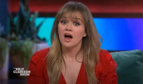 Kelly Clarkson Blanks On Song Lyrics And Suffers Wardrobe Malfunction