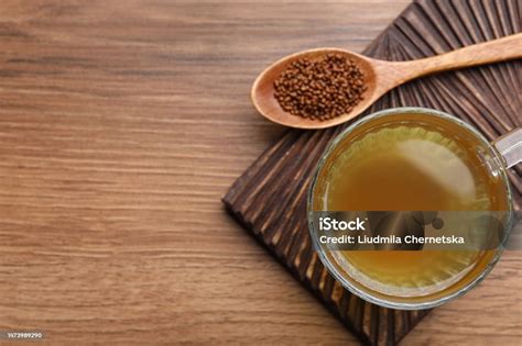 향기로운 메밀 차와 과립 한잔 나무 테이블 상위 뷰 텍스트를 위한 공간 0명에 대한 스톡 사진 및 기타 이미지 0명
